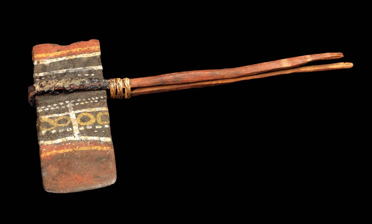 Hacha con lama de metal