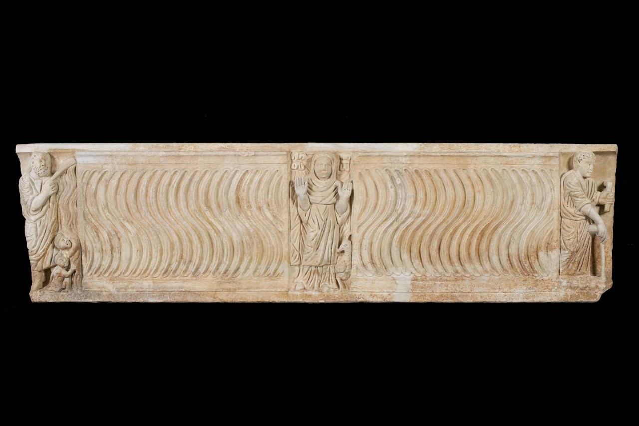 Sarcófago con estrígilos y tres campos de figuras